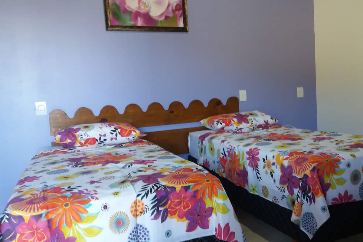 Quarto Duplo ou Twin | Minibar, ferro/tábua de engomar, Wi-fi grátis, roupa de cama fornecida