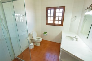 Apartamento, 2 quartos | Casa de banho | Um polibã, toalhas fornecidas