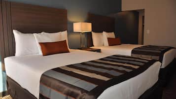 Quarto premium, 2 camas Queen | Cofres nos quartos, ferros/tábuas de passar roupa, Wi-Fi de cortesia