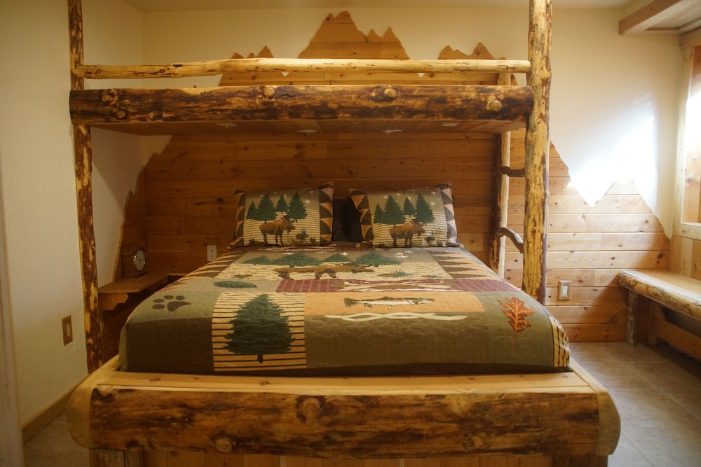 Solar & Wind Powered Lodge On 160 Acres - Discount For 3+ Nights - Utah