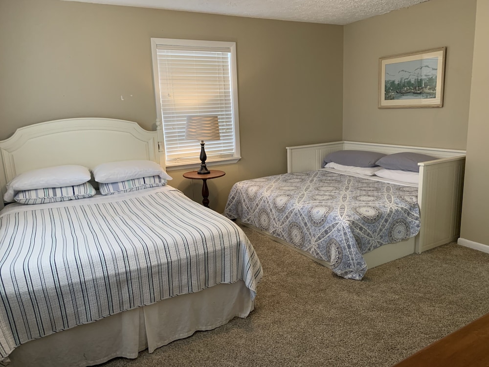 Charming Retreat That Offers A Peaceful And Relaxing Setting - Guntersville Lake