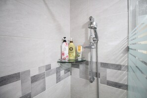 Apartamento conforto, 3 quartos, cozinha, no piso térreo | Banheiro | Chuveiro, produtos de toalete grátis, secador de cabelo, chinelos
