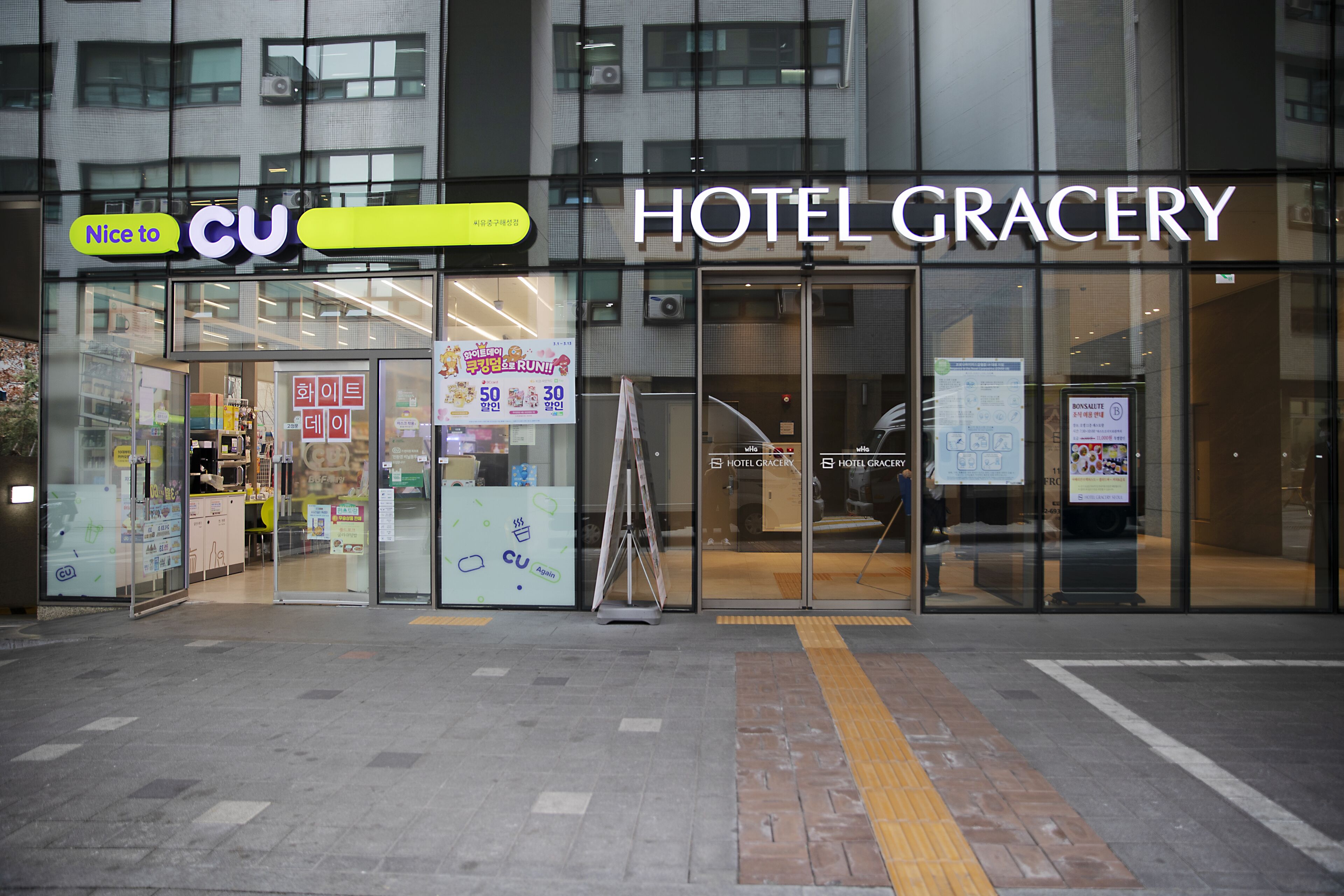 Loja de conveniência de hotel com entrada e sinalização visíveis.