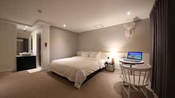 Quarto Duplo Standard | Com decoração personalizada, com mobília individualizada, secretária