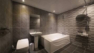 Quarto duplo empresarial, 1 quarto | Banheiro | Chuveiro/banheira combinados, produtos de toalete grátis