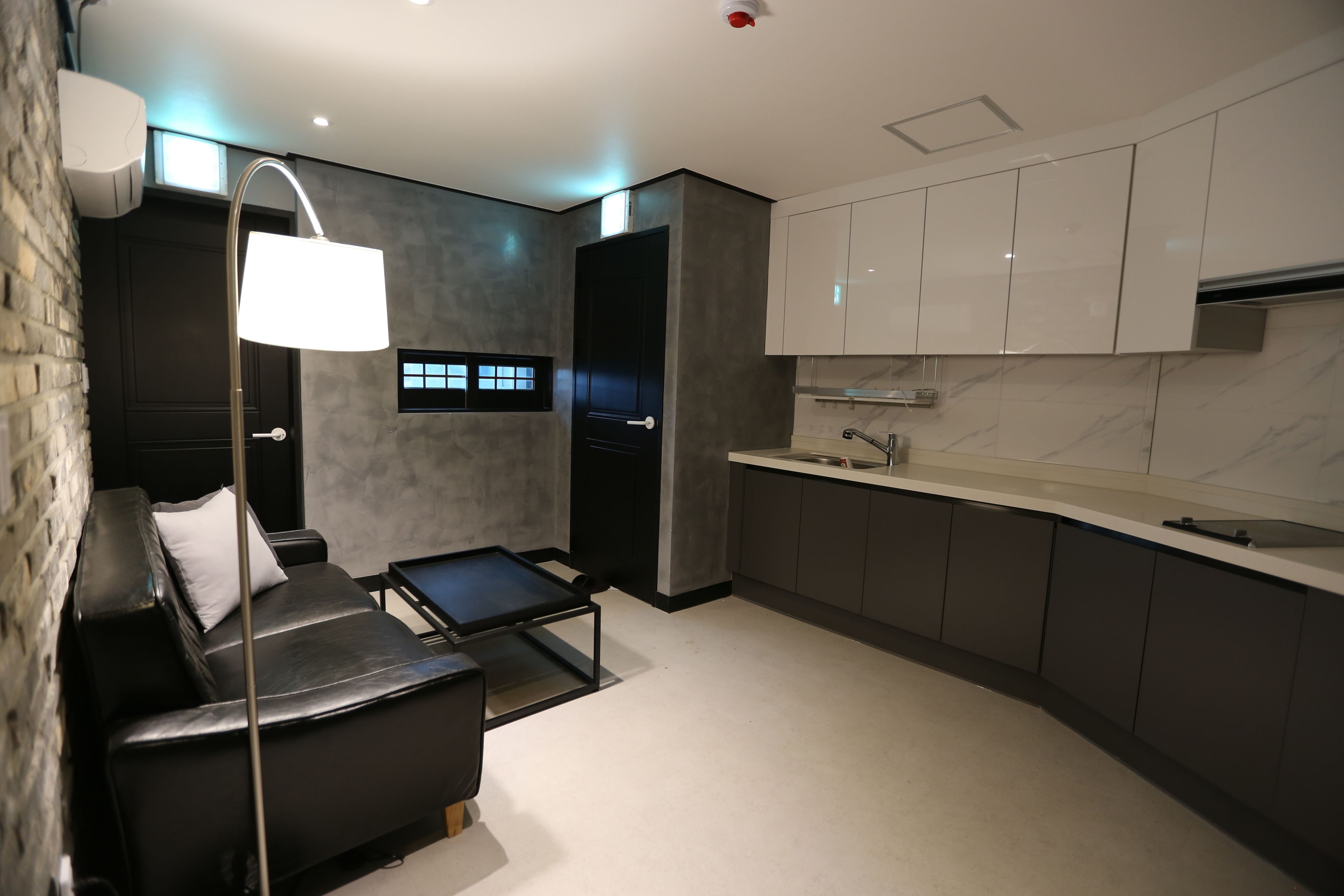 Um frigorífico, um micro-ondas, uma cafeteira/bule 