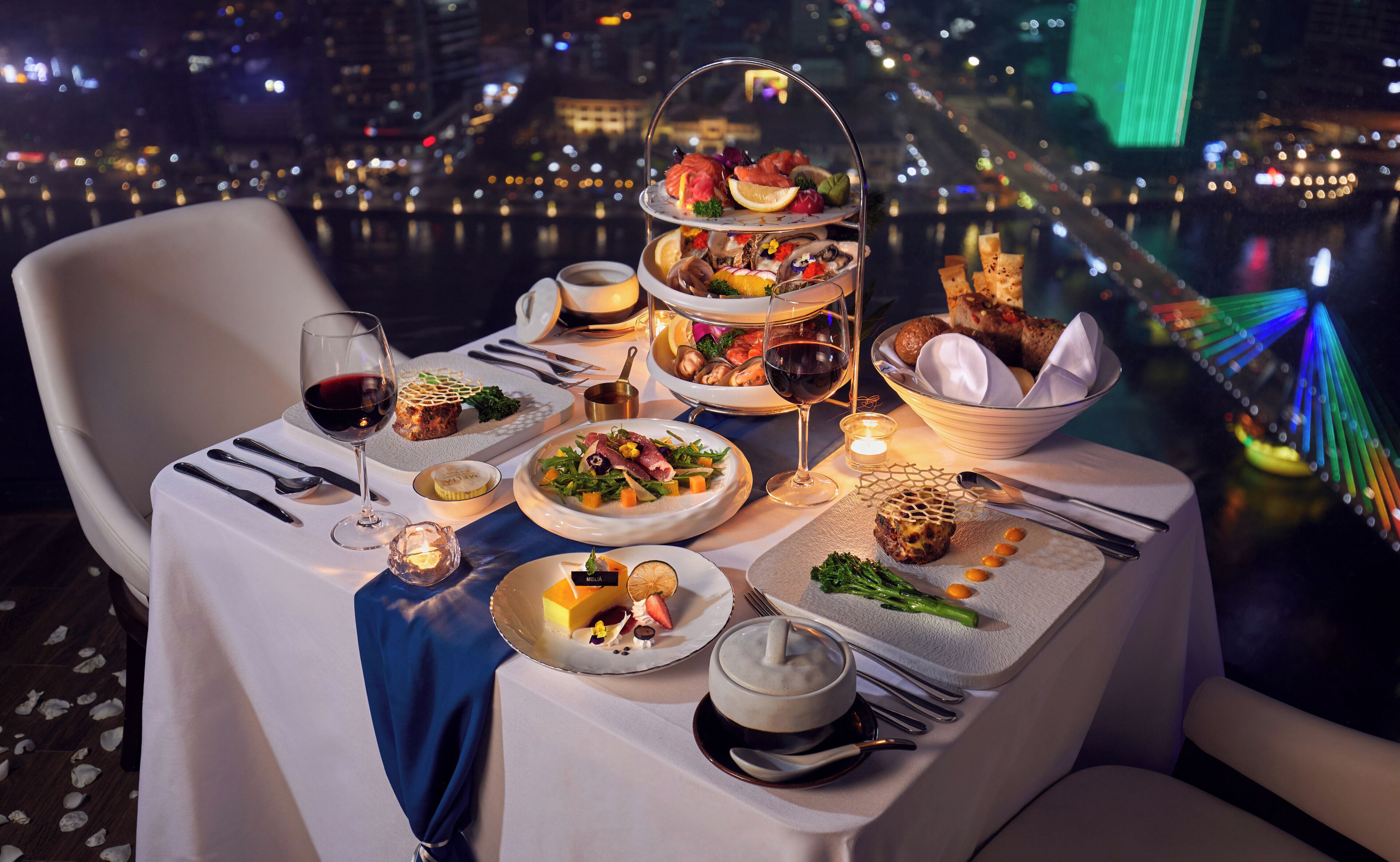 2 restaurantes, é servido café da manhã