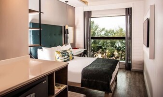 Cofres nos quartos, escrivaninha, cortinas blackout