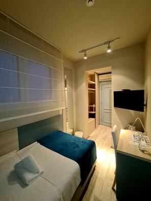 Quarto Individual Económico | Minibar, cofre no quarto, secretária 