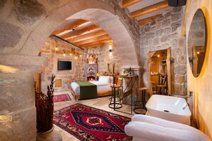 Deluxe King Suite | Banheiro | Chuveiro, ducha de hidromassagem, produtos de toalete de grife 