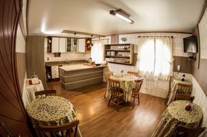 Café da manhã com buffet grátis todos os dias