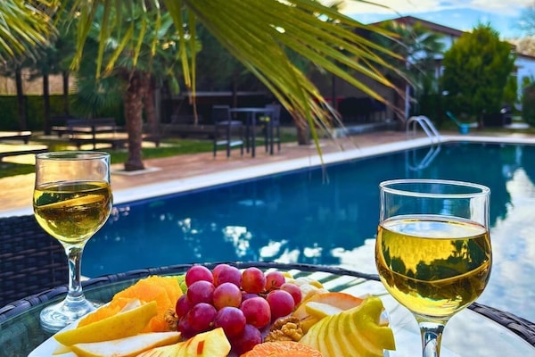 Piscina exterior, guarda-sóis, espreguiçadeiras