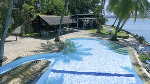 2 piscinas externas, guarda-sóis, espreguiçadeiras