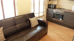 Apartamento, 1 quarto | Sala de estar | TV de ecrã plano, leitor de DVD 