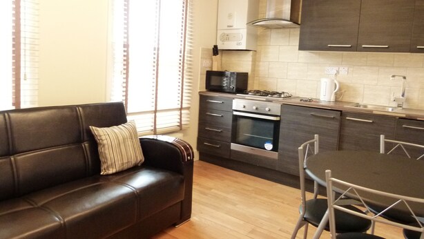 Apartamento, 1 quarto | Sala de estar | TV de ecrã plano, leitor de DVD 