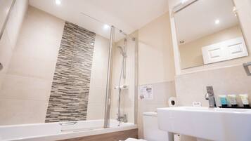 Produtos de toalete grátis, secador de cabelo, toalhas de banho