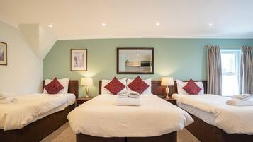 Quarto quádruplo família, cozinha americana | 1 quarto, roupas de cama premium, frigobar, escrivaninha