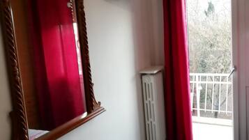 Quarto Twin Standard, 2 camas individuais, Vista para a cidade | Secretária, quartos insonorizados, Wi-fi grátis