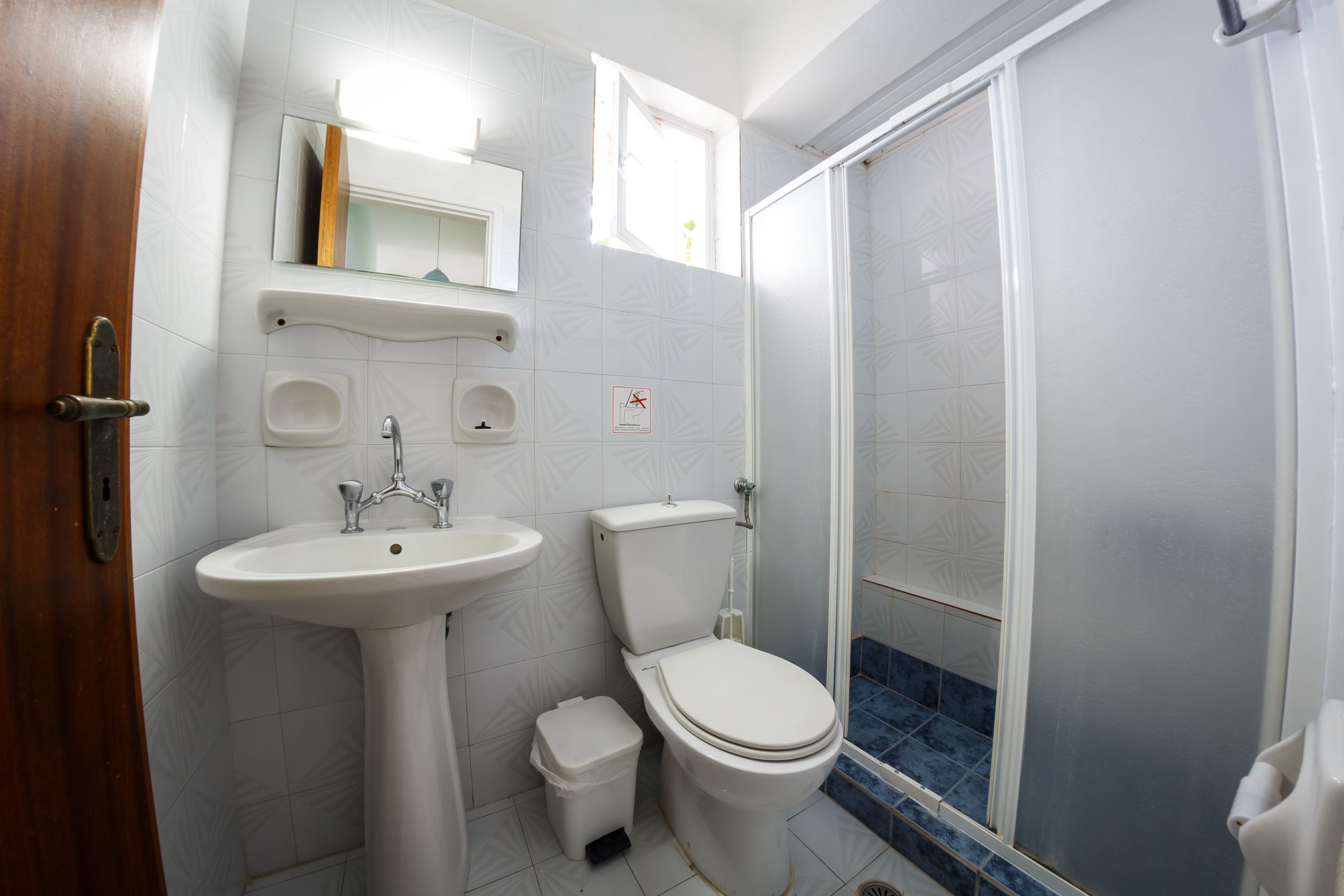 Apartamento Comfort, 2 quartos | Casa de banho | Um polibã, artigos de higiene pessoal grátis, um secador de cabelo 