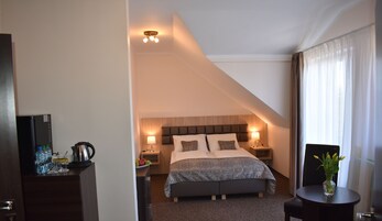 Quarto Triplo | Roupa de alta qualidade, Wi-fi grátis, roupa de cama fornecida 