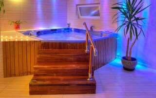 Sauna, banho turco, massagens de pedras quentes, massagens desportivas