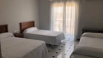 Escrivaninha, cortinas blackout, Wi-Fi de cortesia, roupa de cama