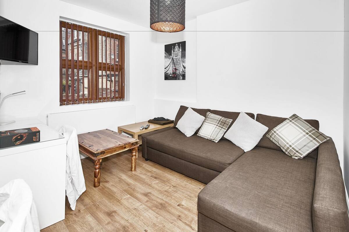 Apartamento premium, 1 quarto, sacada, vista para o jardim | Escrivaninha, espaço de trabalho para notebook, cortinas blackout