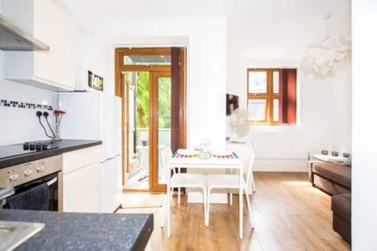 Apartamento luxo, 1 quarto, sacada, vista para o jardim | Escrivaninha, espaço de trabalho para notebook, cortinas blackout