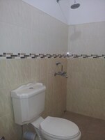 Quarto Duplo Standard | Casa de banho | Um polibã, uma banheira de hidromassagem