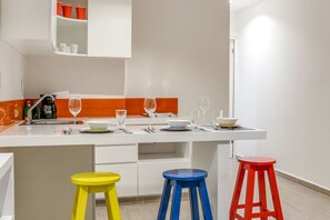 Apartamento superior, várias camas, cozinha | Opções para refeição no quarto