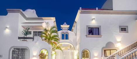 Fachada da propriedade à noite