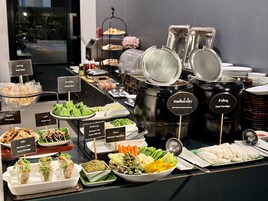 Pequeno-almoço tipo buffet diário (200 THB por pessoa) 