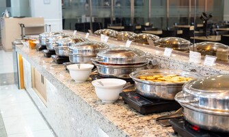 Pequeno-almoço tipo buffet diário mediante uma taxa