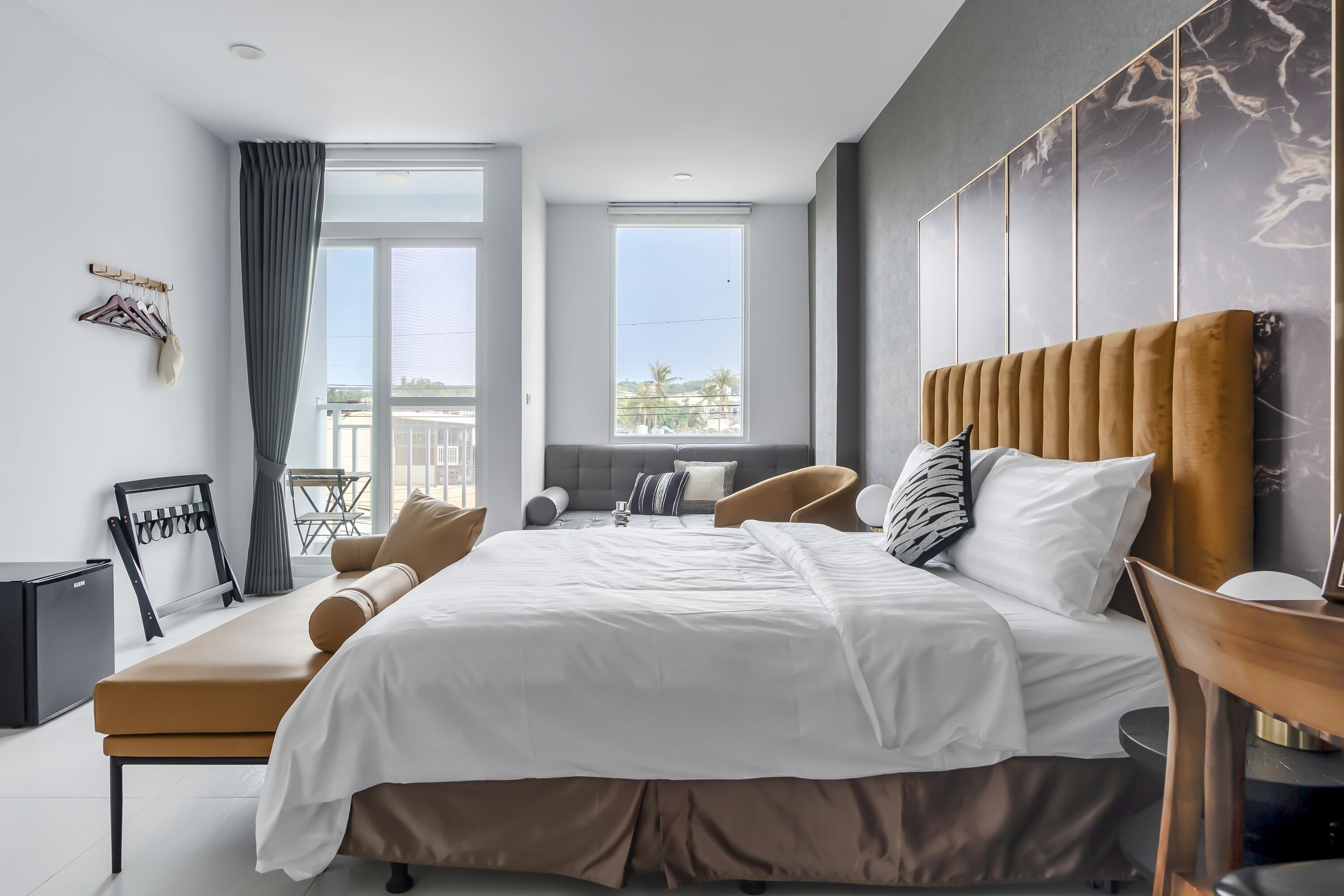 Quarto casal luxo, sacada | Wi-Fi de cortesia, roupa de cama