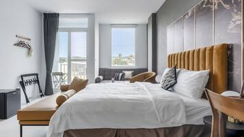 Quarto casal luxo, sacada | Wi-Fi de cortesia, roupa de cama