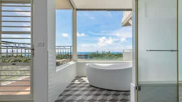 Quarto Duplo Superior, varanda, vista para o mar | Casa de banho | Um secador de cabelo, chinelos, toalhas fornecidas, champô