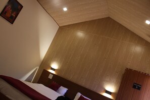 Quarto Premium | Secretária, roupa de cama fornecida