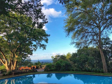 2 piscinas exteriores . Phophonyane Falls Ecolodge