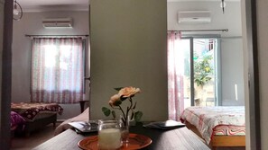 Apartamento, varanda (Near Metro #1) | Sala | TV de ecrã plano 