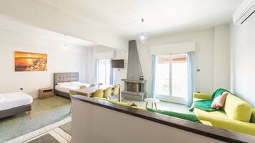 Apartamento grand (Near Metro #1) | Área de estar | TV de tela plana