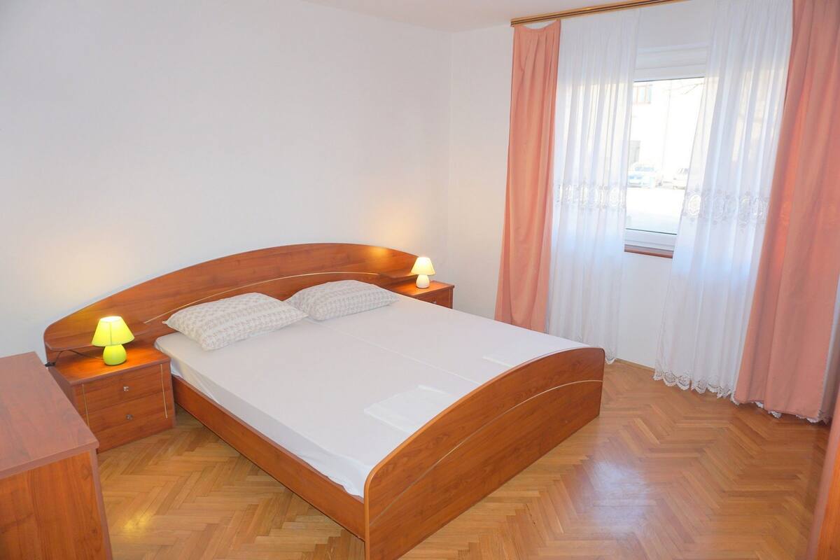 Apartamento, terraço | Ferro/tábua de engomar, roupa de cama fornecida