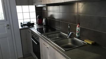 Apartamento (Victoria Sun above Metro) | Cozinha privada | Um frigorífico, um forno, uma placa de cozinha, uma cafeteira/bule