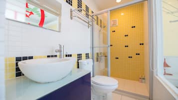 Quarto Duplo | Casa de banho | Um polibã, um chuveiro fixo, artigos de higiene pessoal grátis