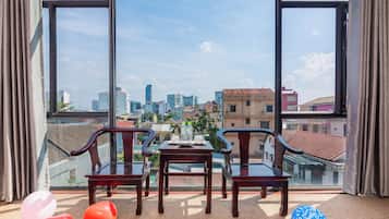 Quarto Deluxe, 1 cama queen-size, Vista para a cidade | 1 quarto, secretária, cortinas/cortinados opacos, Wi-fi grátis