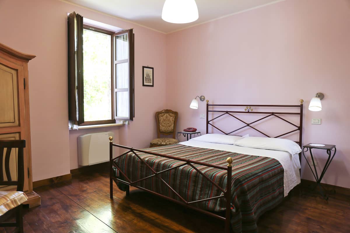 Quarto Duplo ou Twin Standard | Secretária, berços/camas para crianças, roupa de cama fornecida