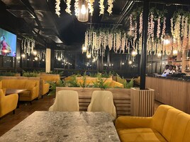 Este bar no terraço do hotel 