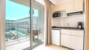 Estúdio Comfort | Cozinha privada | Uma cafeteira/bule, uma chaleira elétrica