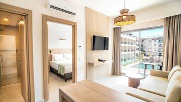 Suite Deluxe | Roupa de alta qualidade, minibar, cofre com capacidade para portátil