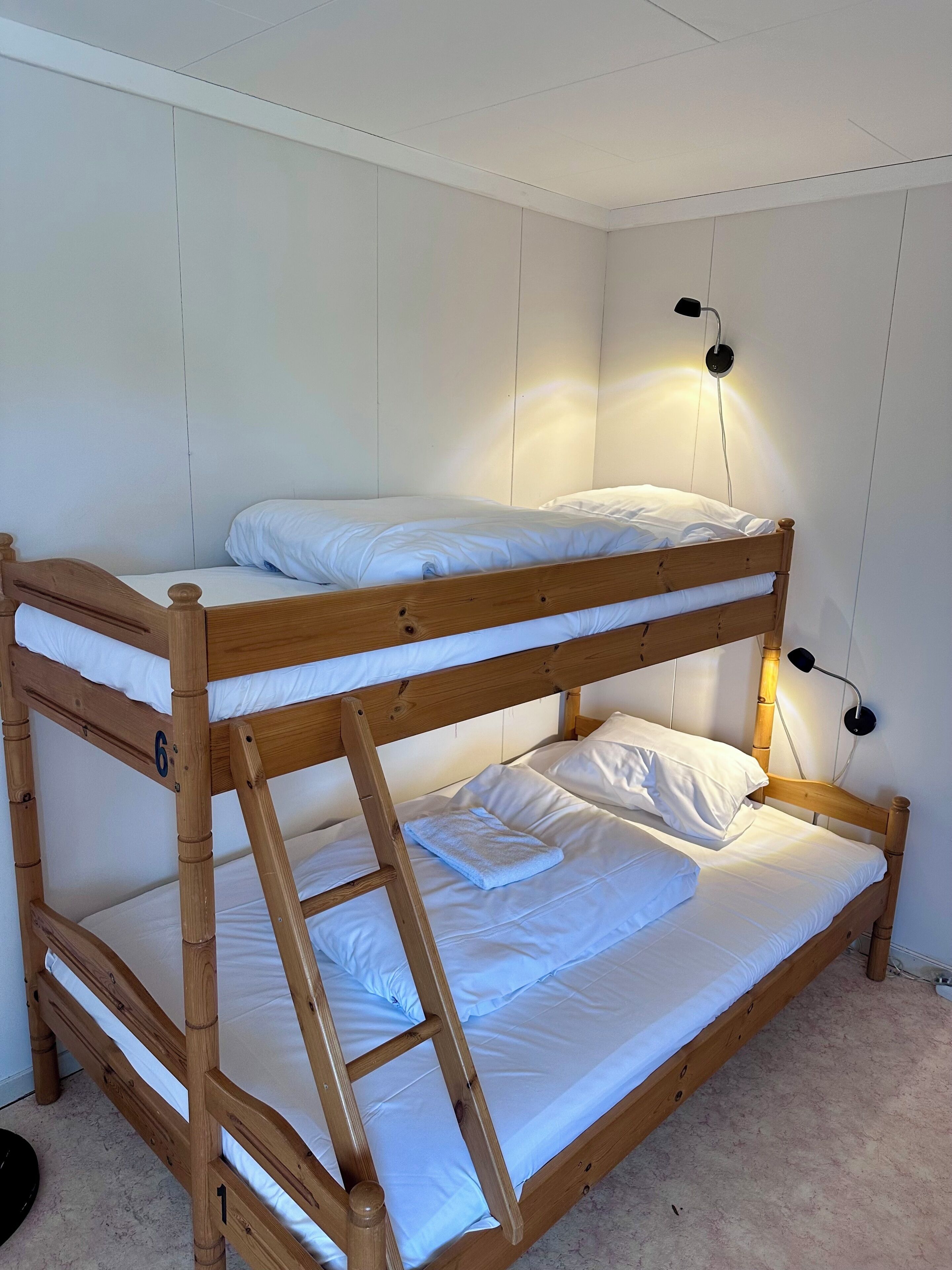 Dormitório Partilhado Básico, apenas para homens, casa de banho partilhada | Camas de colchão pillowtop, ferro/tábua de engomar, Wi-fi grátis 