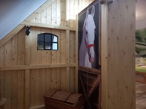 Quarto casal superior, 2 camas de casal | Banheiro | Chuveiro, produtos de toalete grátis, secador de cabelo, piso aquecido